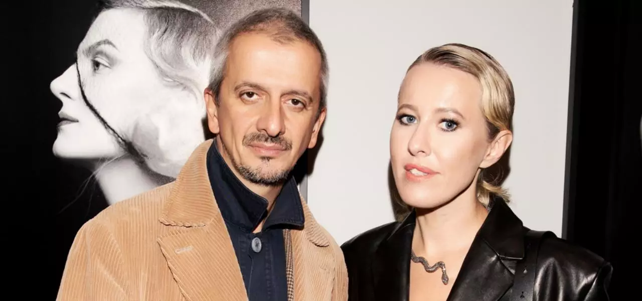 Ksenia Sobchak u mistednin oħra tal-ftuħ tal-wirja ta 'Renata Litvinova u Gosha Rubchinsky "Riħ tat-Tramuntana" f'Moska