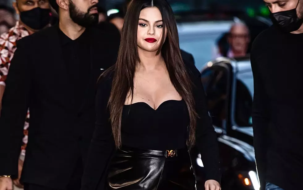 Non aurkitu Selena Gomez bezalako larruzko gona