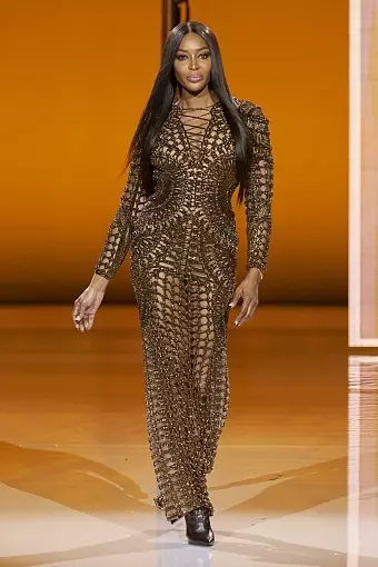 Naomi Campbell a Balmain tavaszi-nyári 2022 kiállításon, a 15. számú fotón