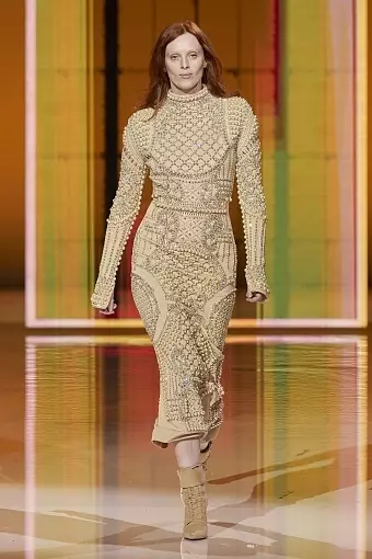 Karen Elson by de Balmain Spring-Summer 2022 show foto # 18