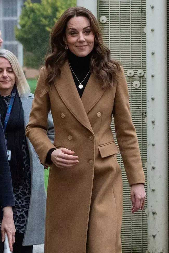 Kate Middleton ngagem kalung Daniella Draper di Woking, Januari 2020 poto # 2