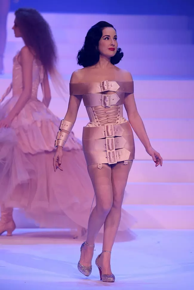 迪塔·馮·提斯 (Dita von Teese) 在讓-保羅·高緹耶 (Jean-Paul Gaultier) 秀上，2020 年照片 #1