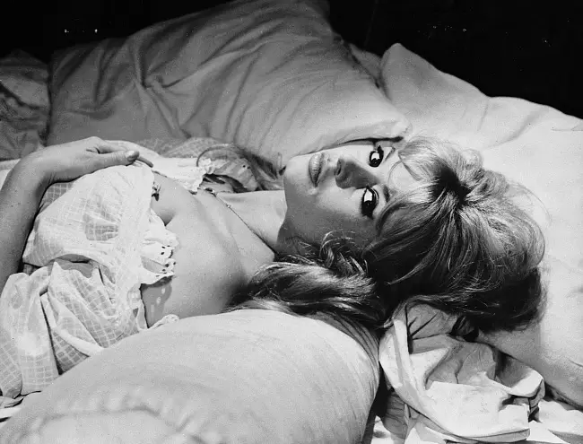 Brigitte Bardot con su característico peinado Babette, 1960 foto n. ° 3