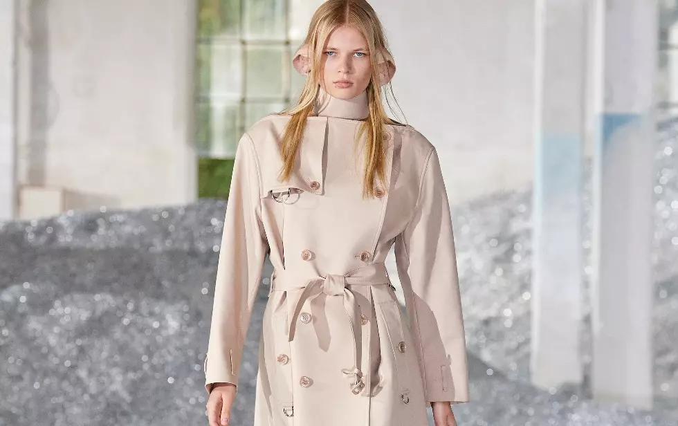 معطف واق من المطر بتصميم مبدع وأكياس جديدة لمجموعة Burberry's S / S 2022