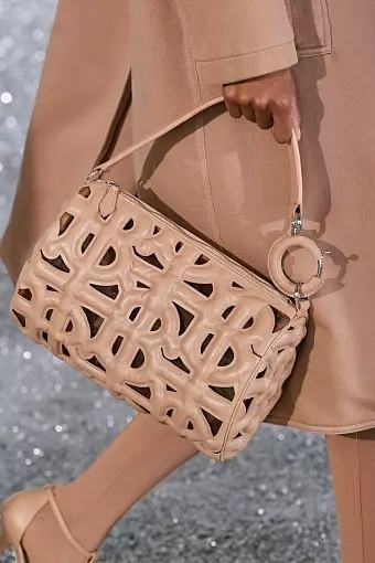 Burberry orisun omi-ooru 2022 Fọto # 14