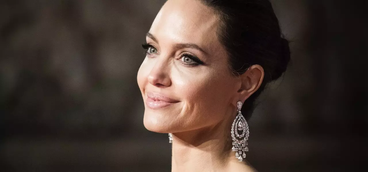 Angelina Jolie kesawang ing tanggal karo The Weeknd