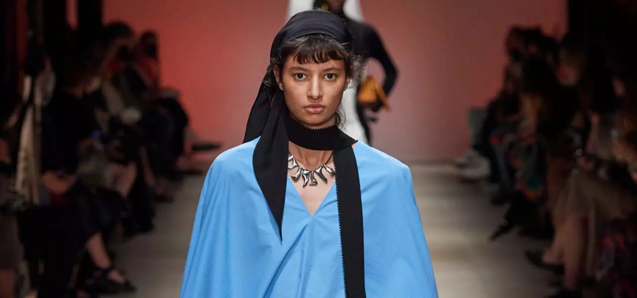 Blaus jubah, skirt berjumbai dan seluar pendek jersi dalam koleksi Salvatore Ferragamo S / S 2022