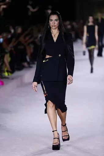 Dua Lipa është ylli i spektaklit Versace Pranverë/Verë 2022