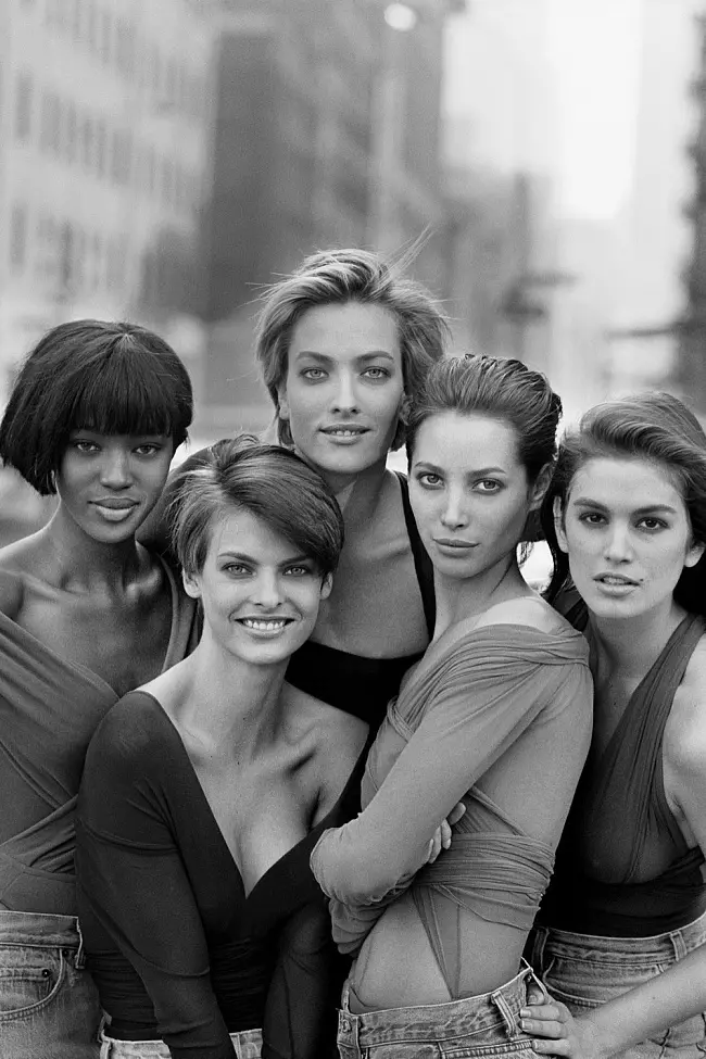 Naomi Campbell، Linda Evangelista، Tatiana Patitz، Christy Turlington اور Cindy Crawford Peter Lindbergh کے فوٹو شوٹ میں، 2002 کی تصویر # 10