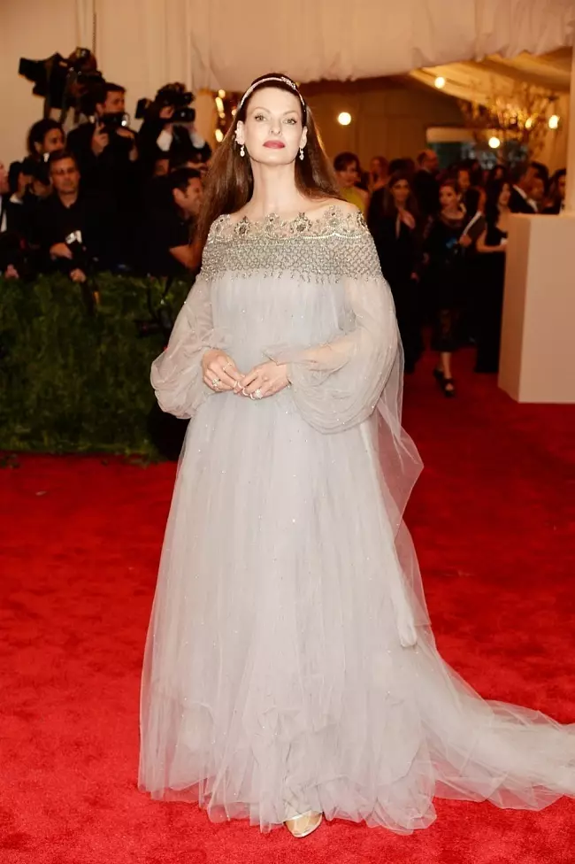 Linda Evangelista ni Met Gala-2013 ti yasọtọ si fọto punk couture # 15