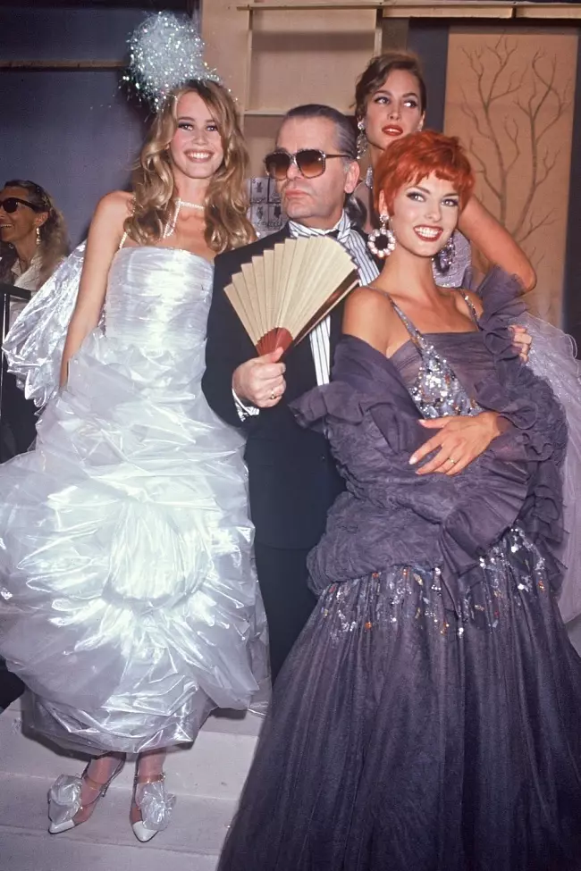 Claudia Schifer, Karl Lagerfeld, Christy Turlington ak Linda Evangelista nan montre Chanel Haute Couture nan Pari, 1993 foto # 6