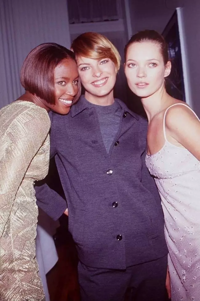 Naomi Campbell, Linda Evangelista kaj Kate Moss postscenejo ĉe la Marc Jacobs modspektaklo, 1996 foto numero 9