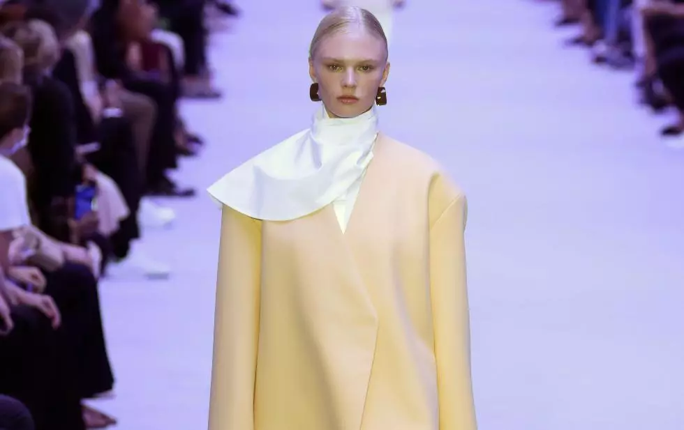 Perfekt Kostümer, Jacken a Mäntel an der neier Jil Sander Fréijoer-Summer 2022 Kollektioun