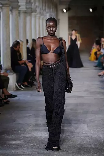 Alberta Ferretti mmiri-okpomọkụ 2022 foto # 2