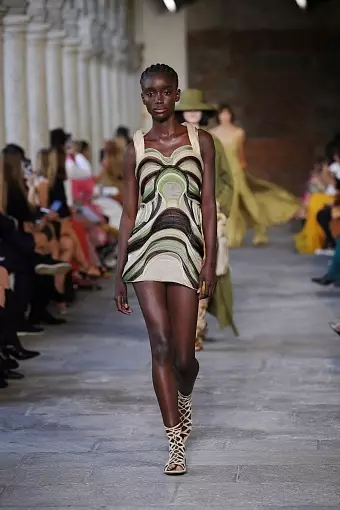 Alberta Ferretti mmiri-okpomọkụ 2022 foto # 5