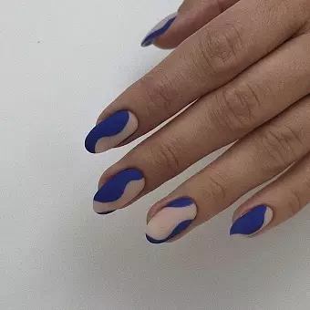 نیلي وارنش (عکس: @solovey_nail_art) انځور # 14