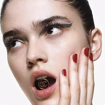 Vearnais dearg (grianghraf: @ chanel.beauty) grianghraf # 3