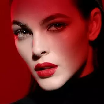 פליסיק ליפּנשטיפט Chanel Rouge Allure Laque פאָטאָ # 3