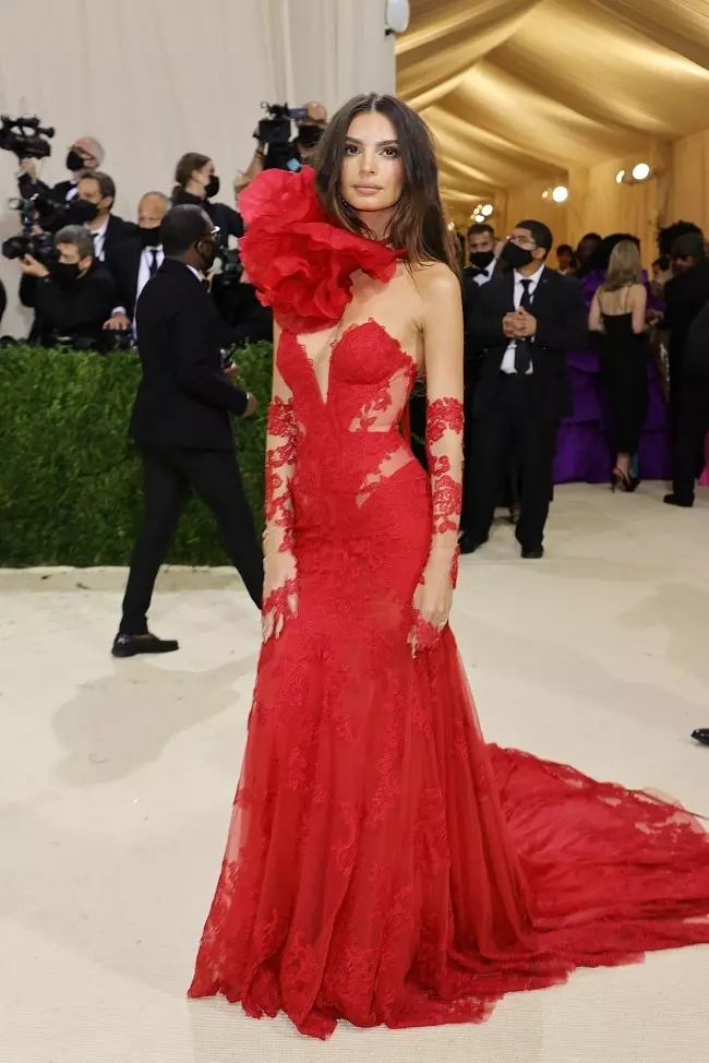 Emily Ratajkowski dalam foto Vera Wang # 100