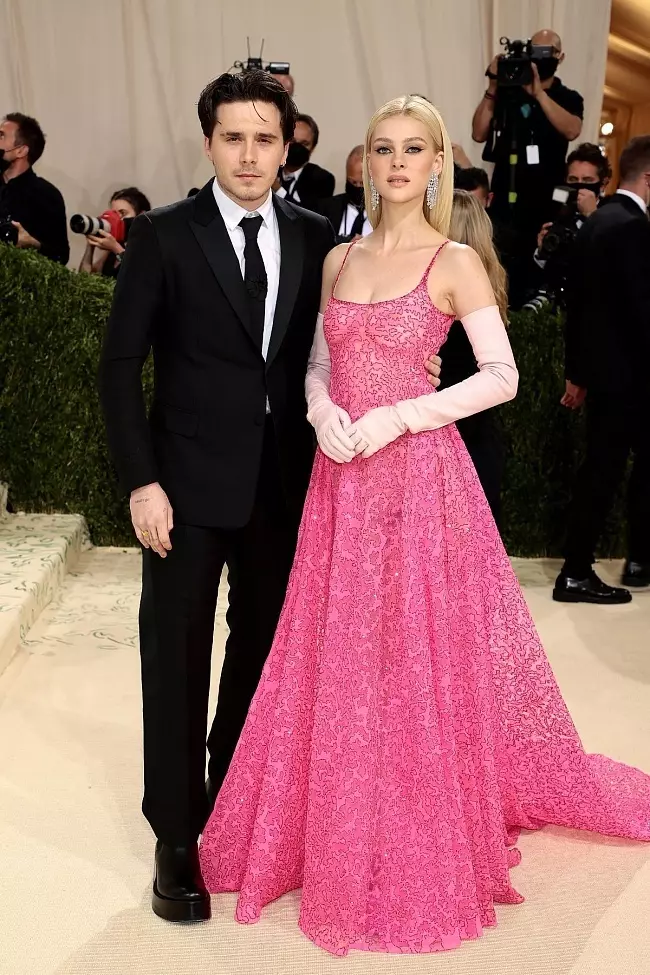 Brooklyn Beckham és Nicola Peltz a Valentino 2. képén