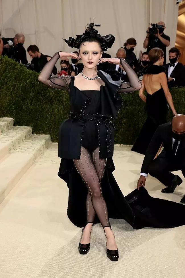 Maisie Williams Thom Browne és Cartier ékszereket viselő fotó #20