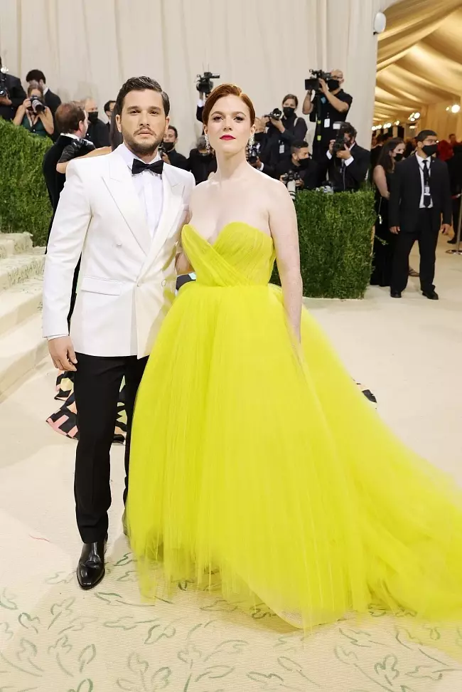 Kit Harington á Saint Laurent og Rose Leslie á Oscar de la Renta mynd # 46