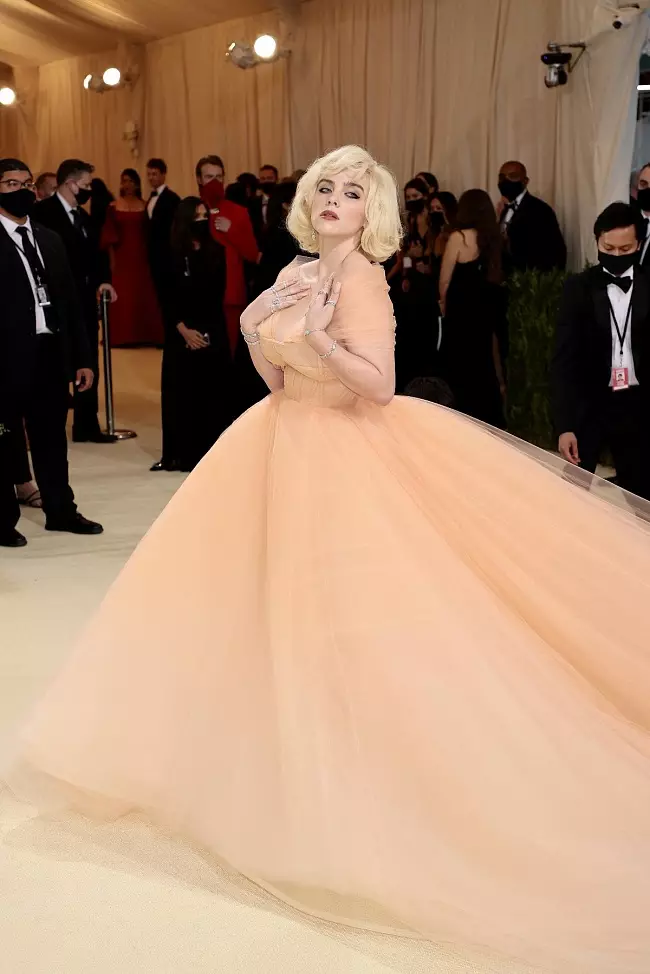 Billie Eilish Oscar de la Renta és Cartier ékszereket visel, #7