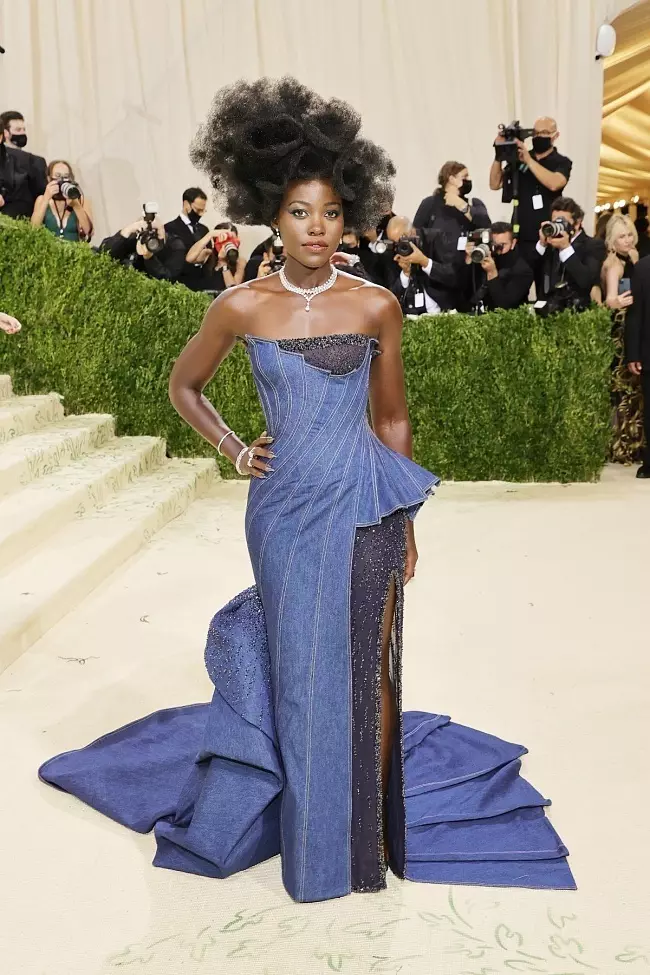 De Beers လက်ဝတ်ရတနာဓာတ်ပုံ #78 ကိုဝတ်ဆင်ထားသည့် Lupita Nyong'o