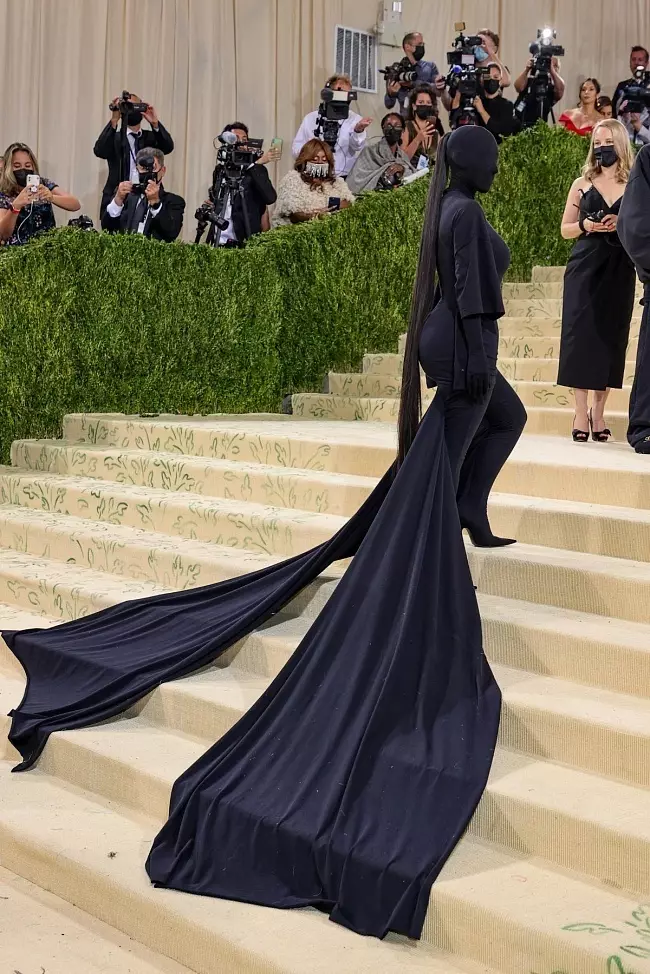 Kim Kardashian a Balenciaga 81-es fotójában