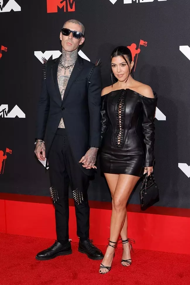 Travis Barker a cikin Thom Browne da Kourtney Kardashian a cikin Olivier Theyskens hoto # 3