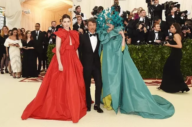 Эн Хэтэўэй, П'ерпаола Піччолі і Фрэнсіс Макдормэнд на Met Gala, 2018 фота № 1