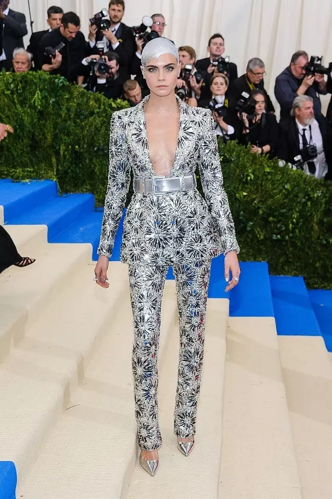 Cara Delevingne í Chanel á Met Gala 2017 mynd # 8