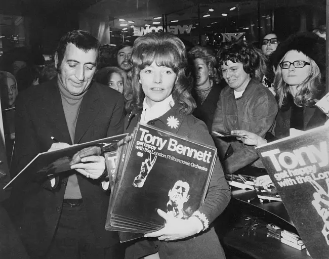 Tony Bennett na sastanku sa fanovima u Londonu, 1972. fotografija br. 1