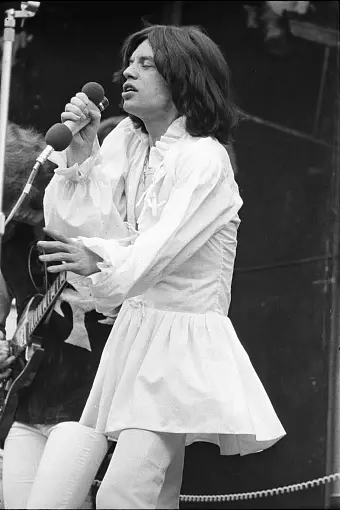 Mick Jagger mewn ffrog o'r brand o Lundain Mr Fish yn Hyde Park, 1969 llun # 1