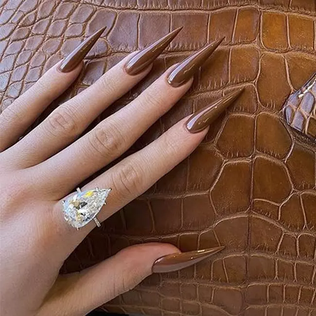 Nagelform av stilett (foto: @kyliejenner) foto # 8