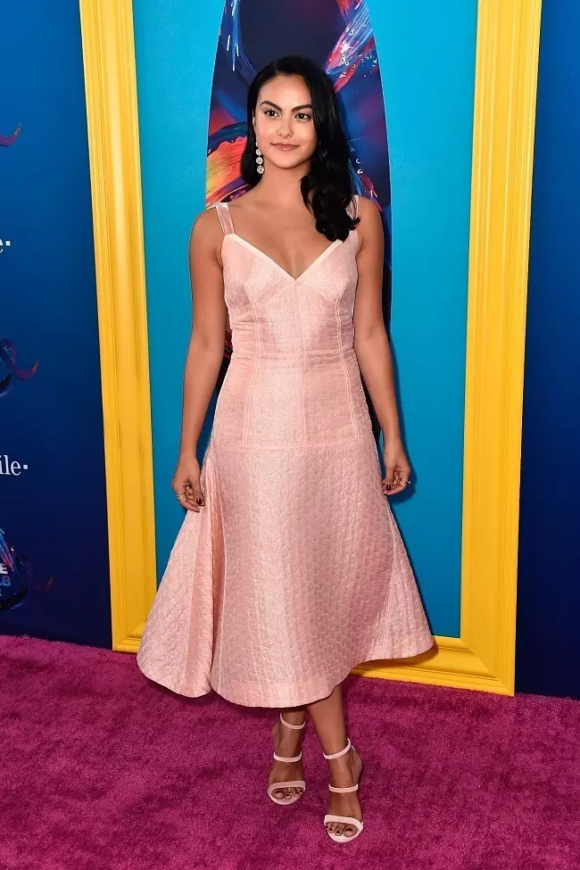 U-Camila Mendes, isithombe sika-2018 # 7