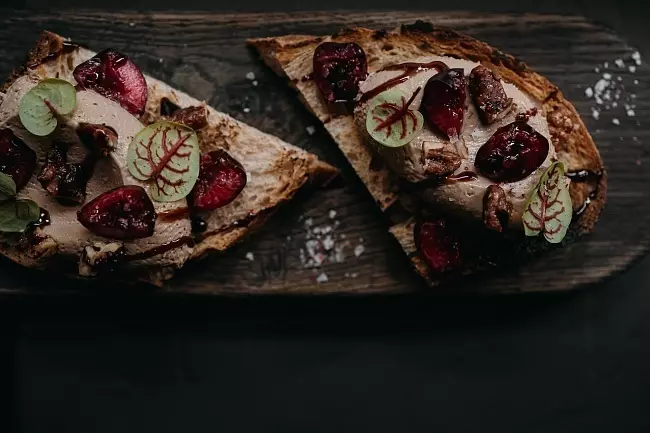 Bruschetta met kippaté, pecannoten en gerookte kersen foto #4