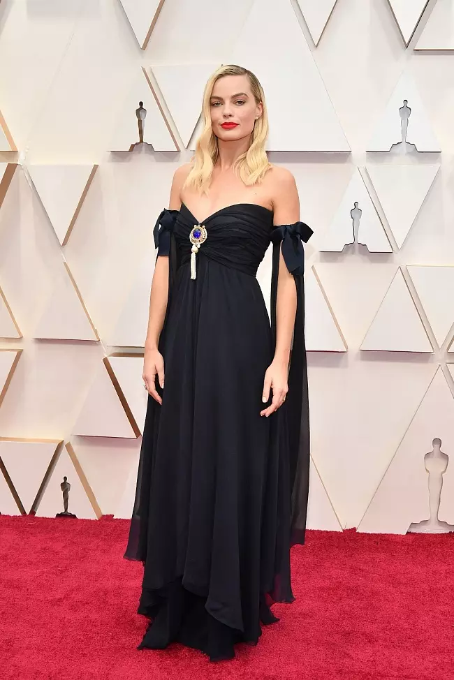 Margot Robbie Chanel-en Oscar alfonbra gorrian, 2020ko argazkia # 6