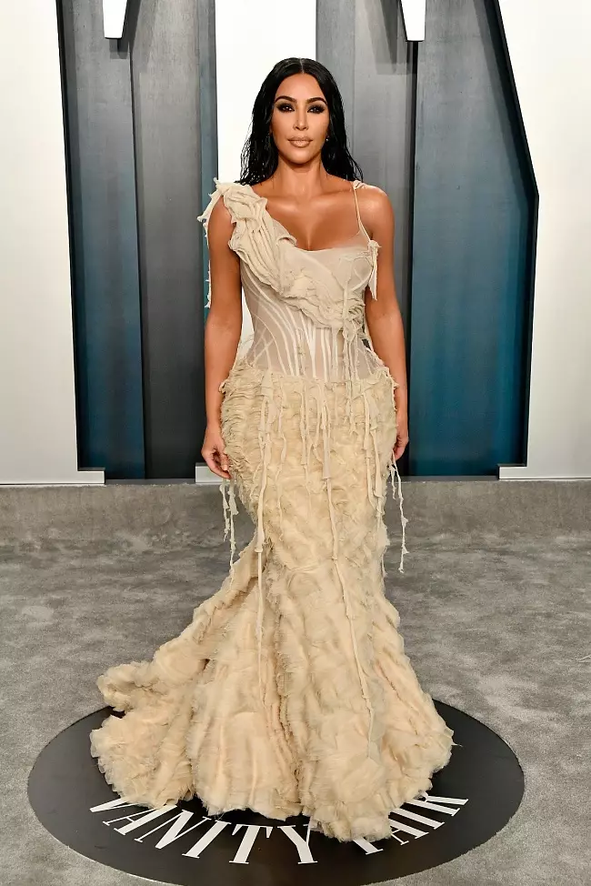 Kim Kardashian u Alexander McQueenu na zabavi Vanity Faira, 2020. fotografija #9