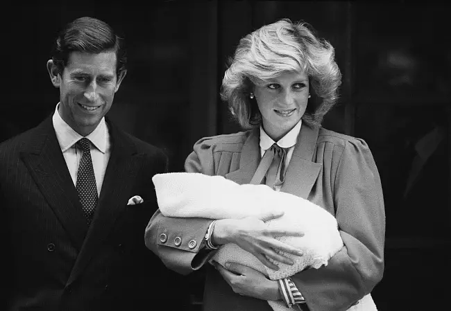 Prins Charles en prinses Diana met pasgeboren prins Harry, foto uit 1984 # 1