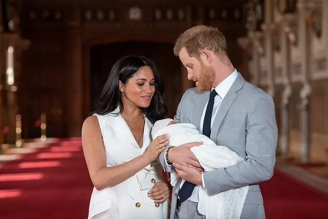 Meghan Markle és Harry herceg újszülött fiukkal, Archie-val, 2019. 3. fotó