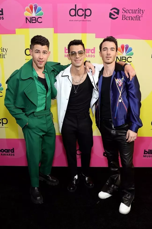 Jonas Brothers (Nick v obleki Fendi in nakit Bvlgari, Joe v Pradi in Kevin v Amiri) fotografija # 5