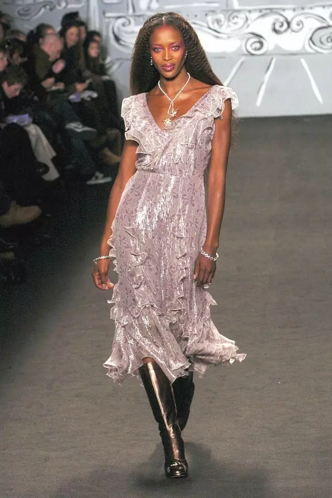 Naomi Campbell mu kwerekana imideli ya Anna Sui, ifoto ya 2004 # 13