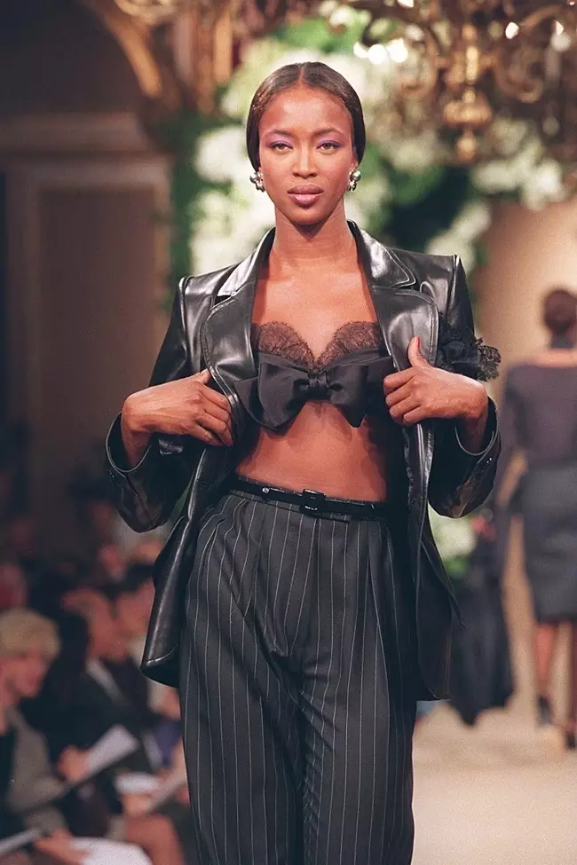 Naomi Campbell mu kwerekana imideli ya Yves Saint Laurent, 1999 ifoto # 5