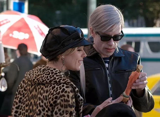 Kadr z filmu "Uwiodłem Andy'ego Warhola" z 2006 roku, w którym Sienna Miller zagrała Edie Sedgwick zdjęcie nr 1