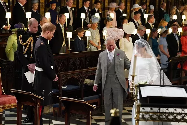 Prince Charles pral ekskli Meghan ak Harry nan foto fanmi wa a #1