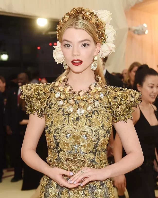 میٹ گالا میں Dolce & Gabbana Alta Moda میں Anya Taylor-Joy، 2018 تصویر # 1