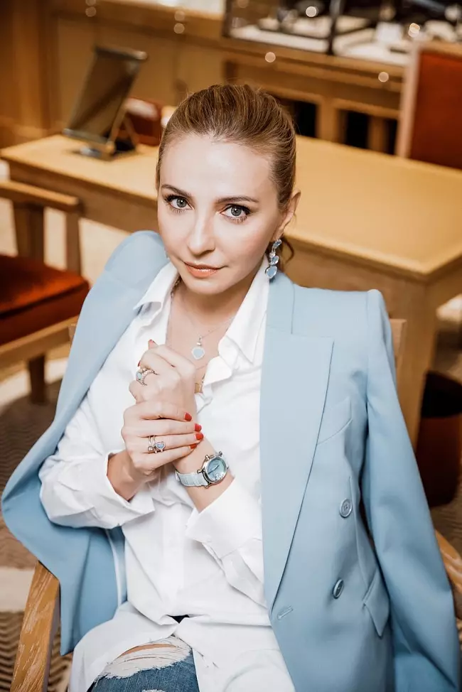 Tatiana Navka indossa gli orecchini, il ciondolo e gli anelli Chopard Happy Hearts e l'orologio Chopard Happy Sport Tatiana Navka Edition foto n. 1