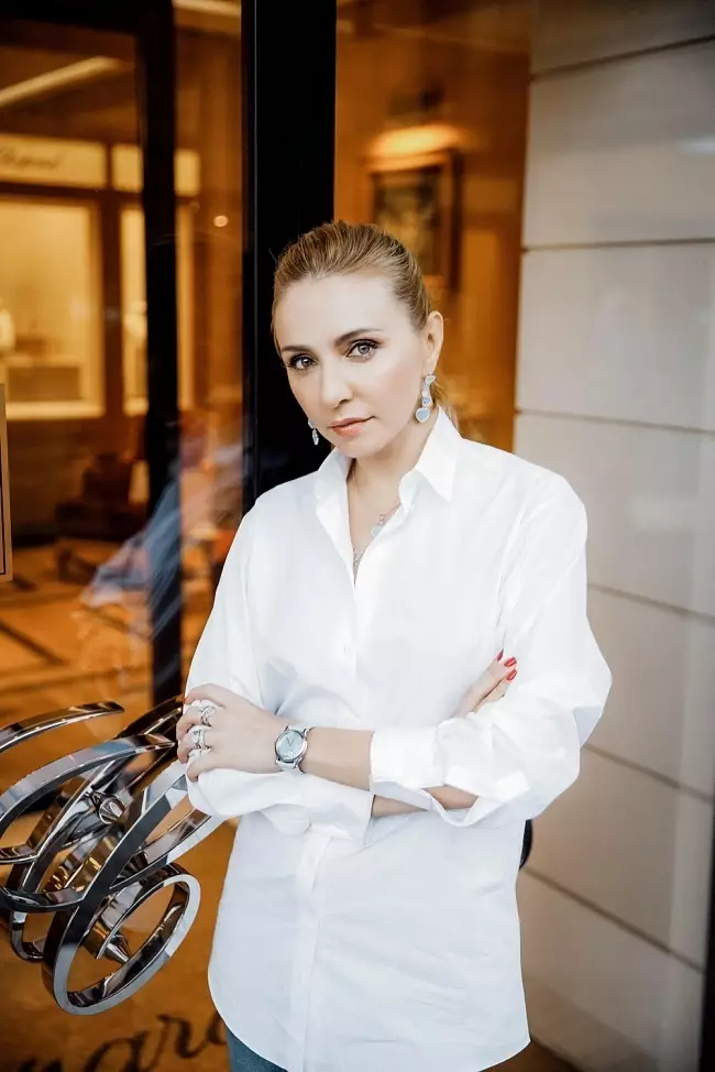 Tatiana Navka indossa gli orecchini, il ciondolo e gli anelli Chopard Happy Hearts e la foto n. 2 dell'orologio Chopard Happy Sport Tatiana Navka Edition