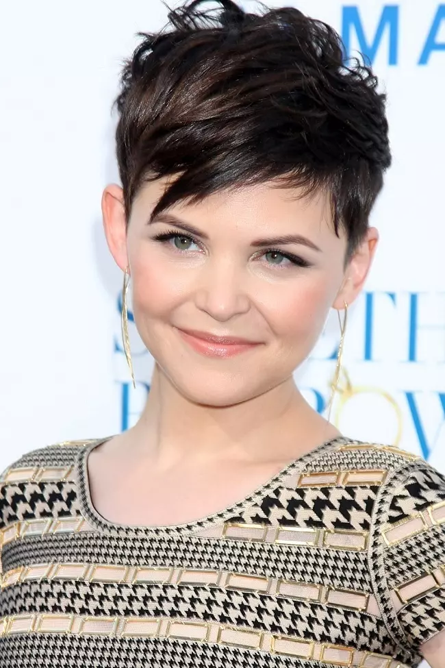 Ginnifer Goodwin. Pixie plaub hau nrog oblique bangs duab naj npawb 1